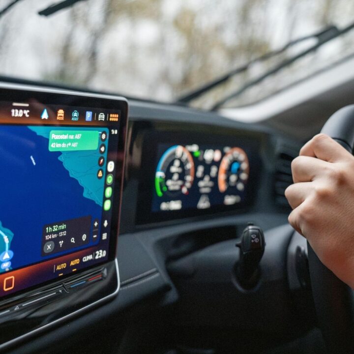 5 Must-Have GPS Tracking Apps for Safer Road Trips - We Made This Life